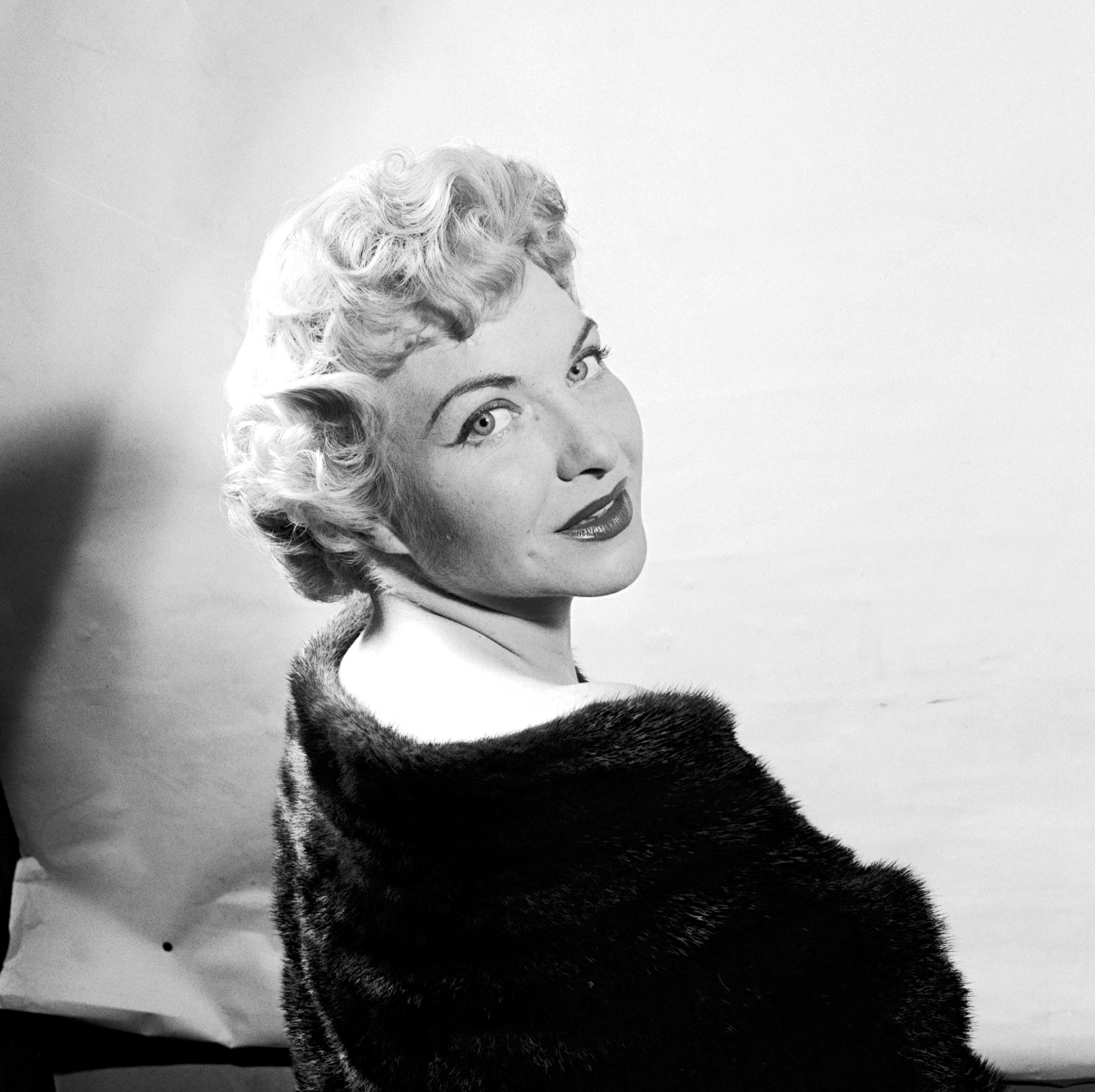 PHOTOS. Line Renaud, son évolution beauté