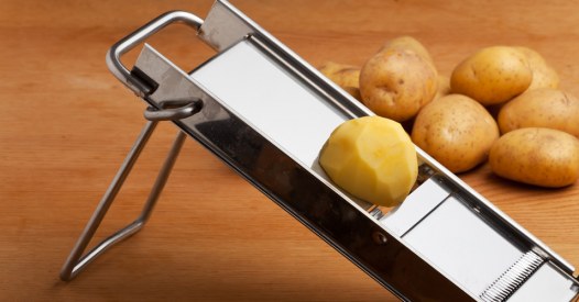 Comment utiliser une mandoline : mode d'emploi en vidéo