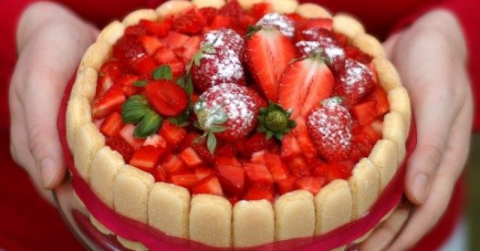 Charlotte aux fraises : comment faire une charlotte aux fraises