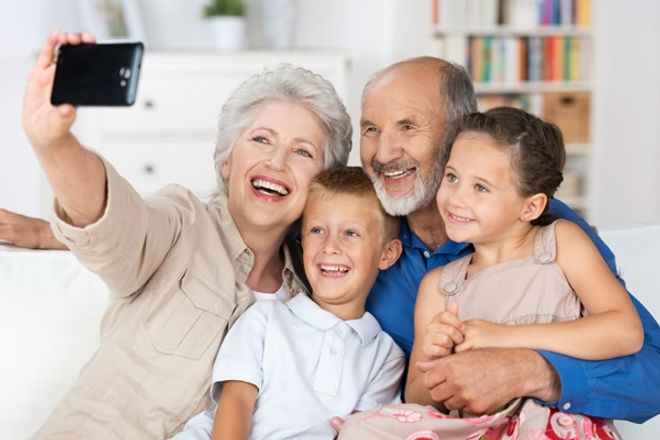 En France, 7% des grands-parents gardent leurs petits-enfants tous les ...