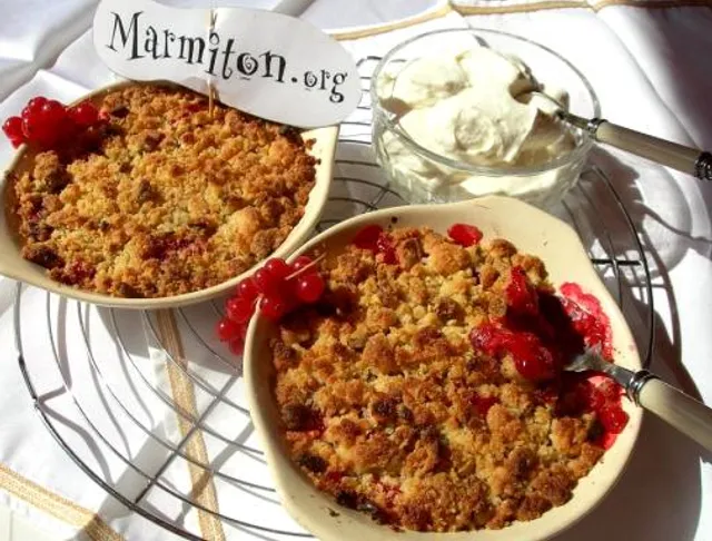 Crumble aux fruits rouges aromatisé à la pistache : recette de Crumble ...