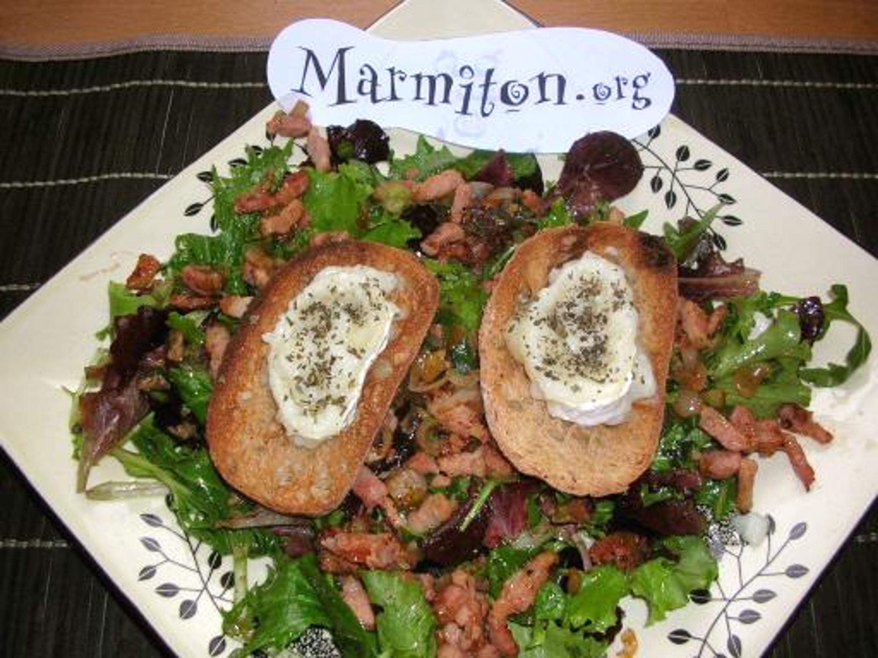 Salade de mesclun au chèvre chaud façon flo : Recette de Salade de ...