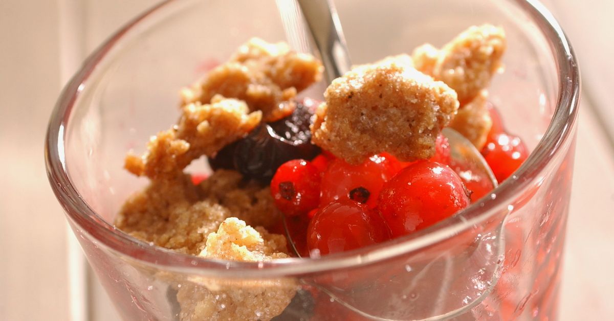 Crumble aux fruits rouges rapide : recette de Crumble aux fruits rouges ...