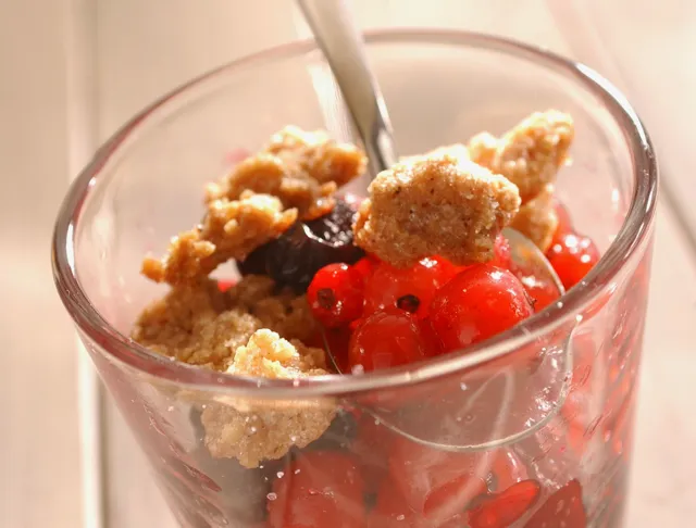 Crumble aux fruits rouges rapide : recette de Crumble aux fruits rouges ...