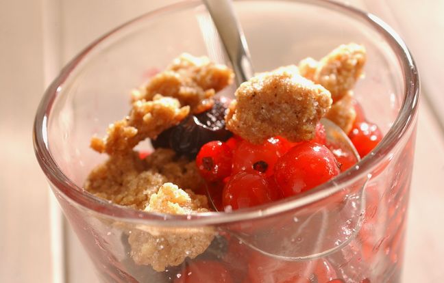 Crumble aux fruits rouges rapide : Recette de Crumble aux fruits rouges ...
