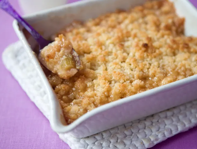 Crumble a la rhubarbe et aux pommes : recette de Crumble a la rhubarbe ...