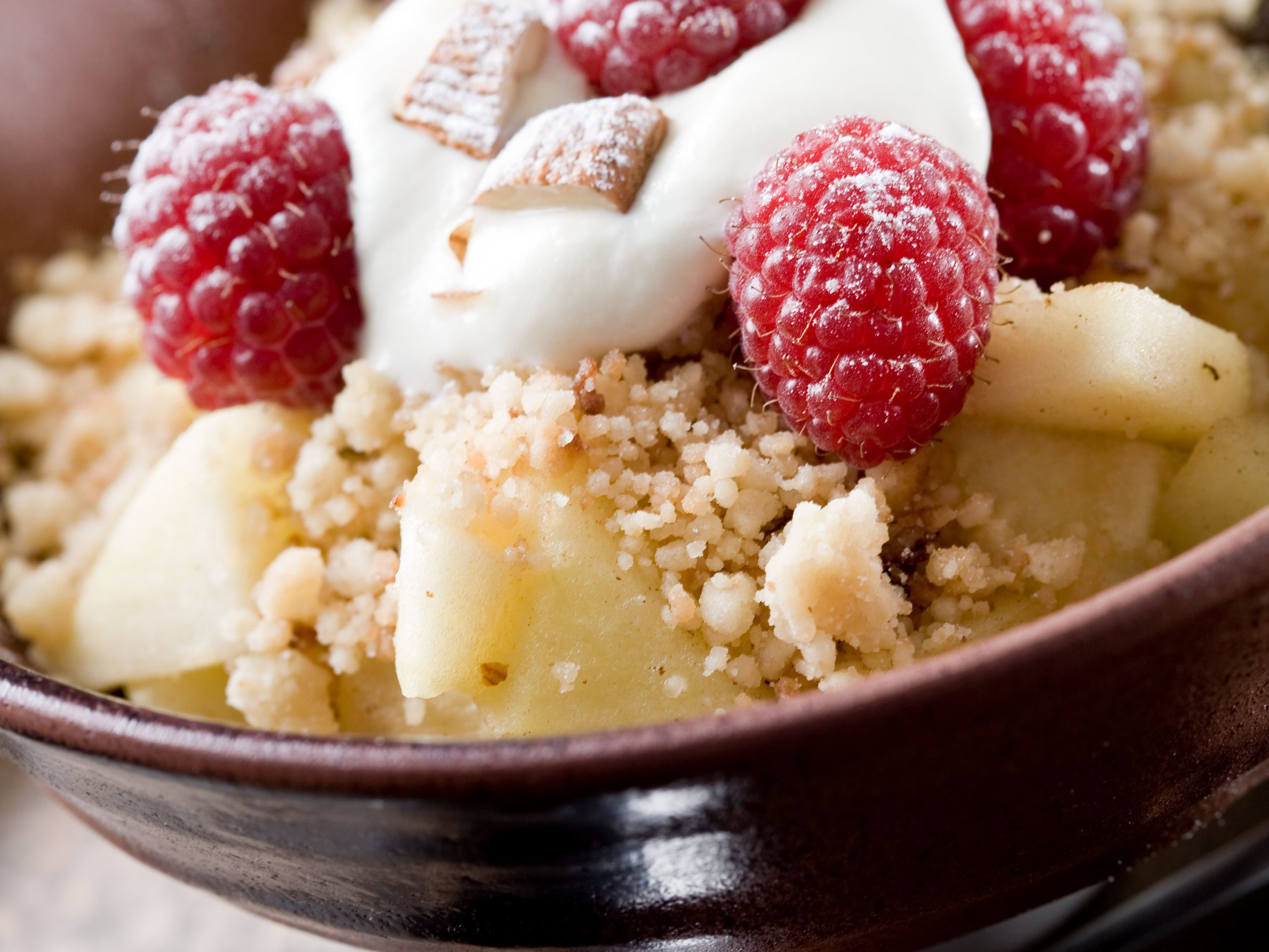 Crumble pommes et framboises : Recette de Crumble pommes et framboises ...