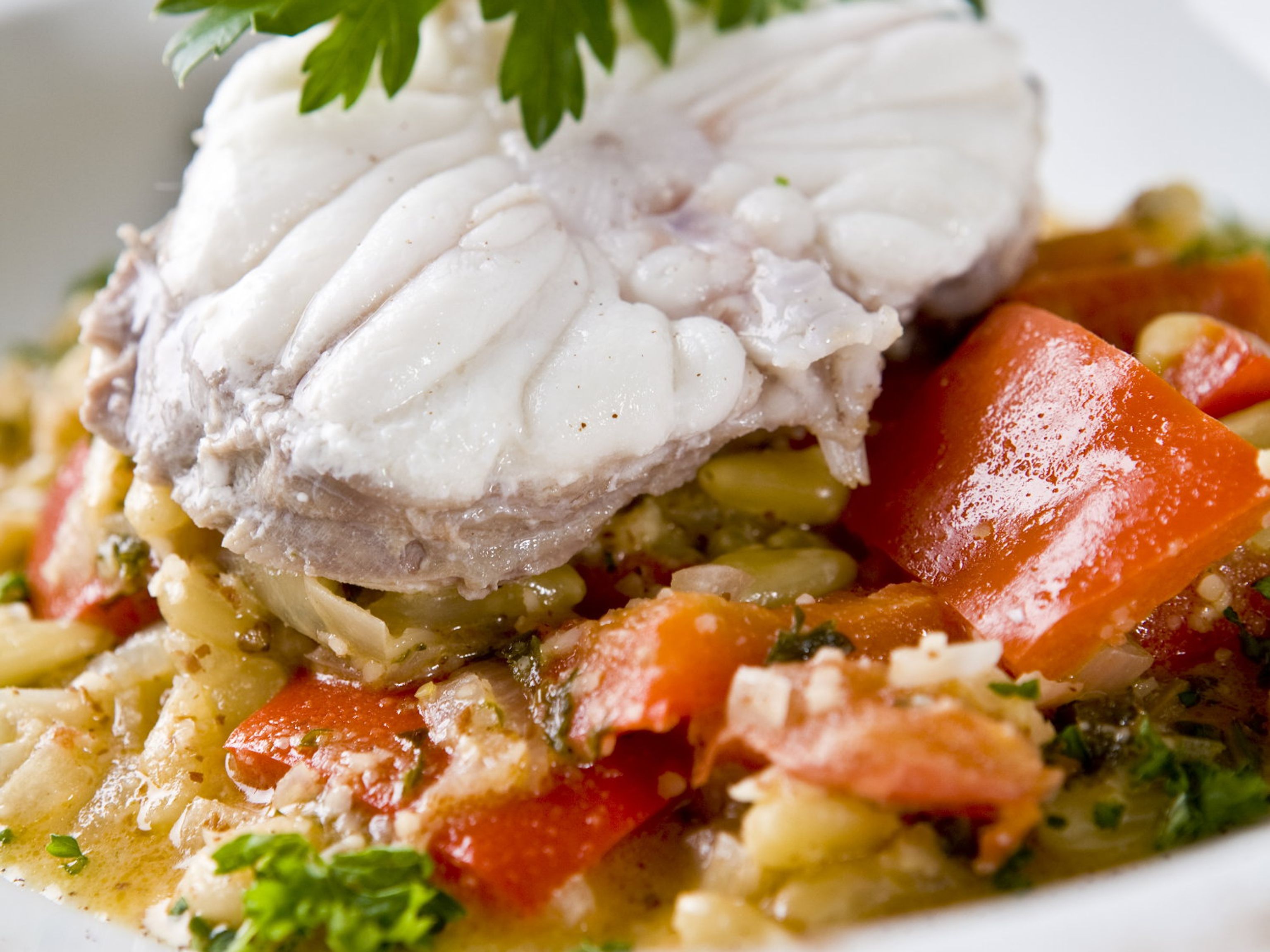 Lotte aux tomates, pignons et amandes : Recette de Lotte aux tomates ...