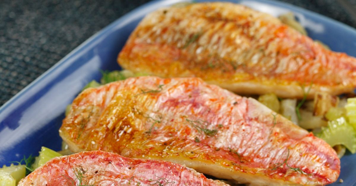 Filets de rougets rôtis au fenouil et beurre au basilic : recette de ...