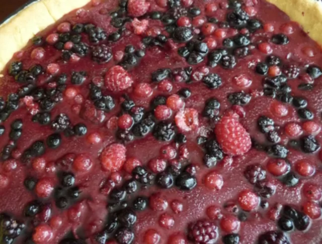 Tarte à la crème de fruits rouges : recette de Tarte à la crème de ...