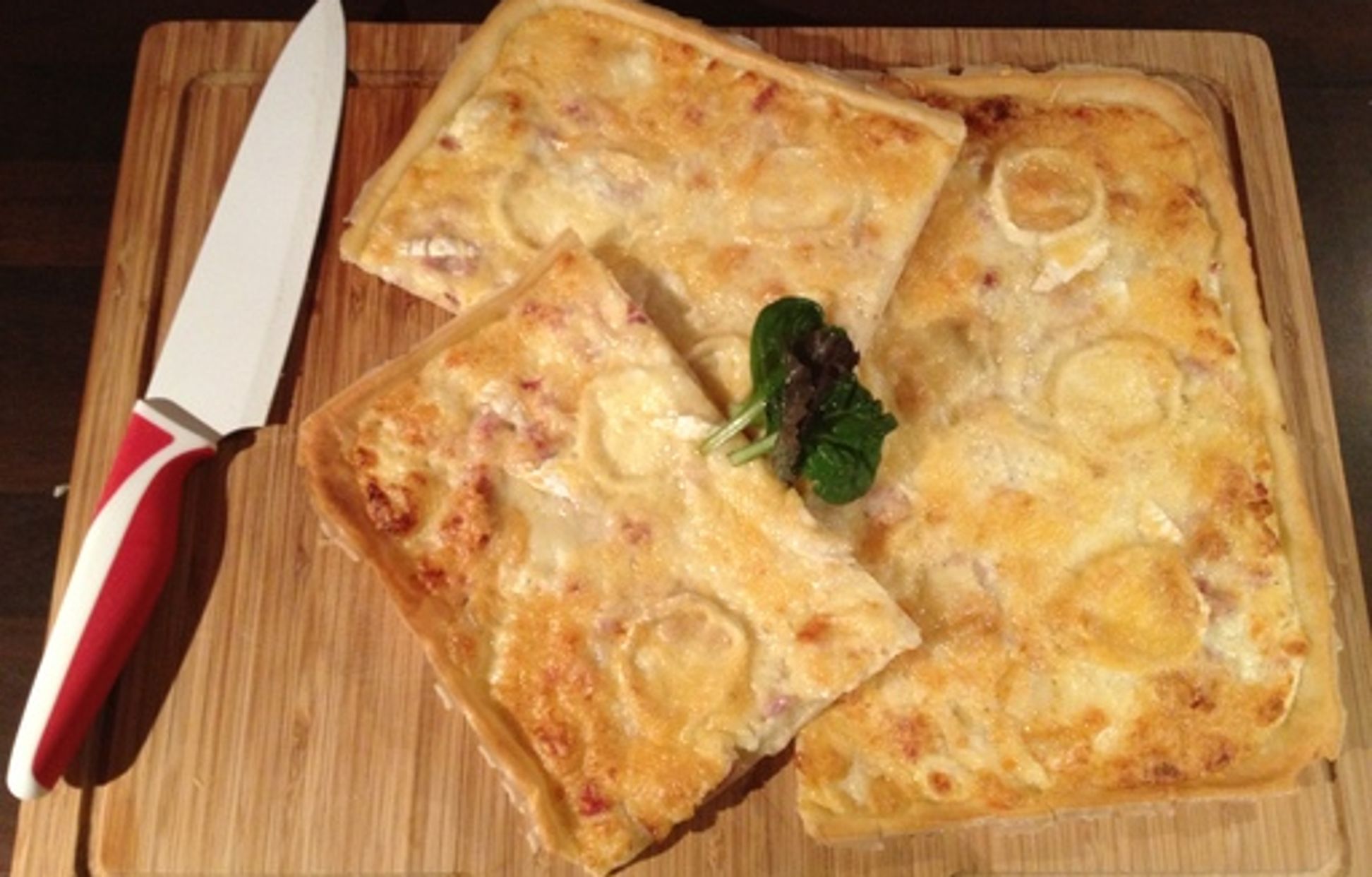 Pizza blanche à ma façon, lardons et fromages : Recette de Pizza ...