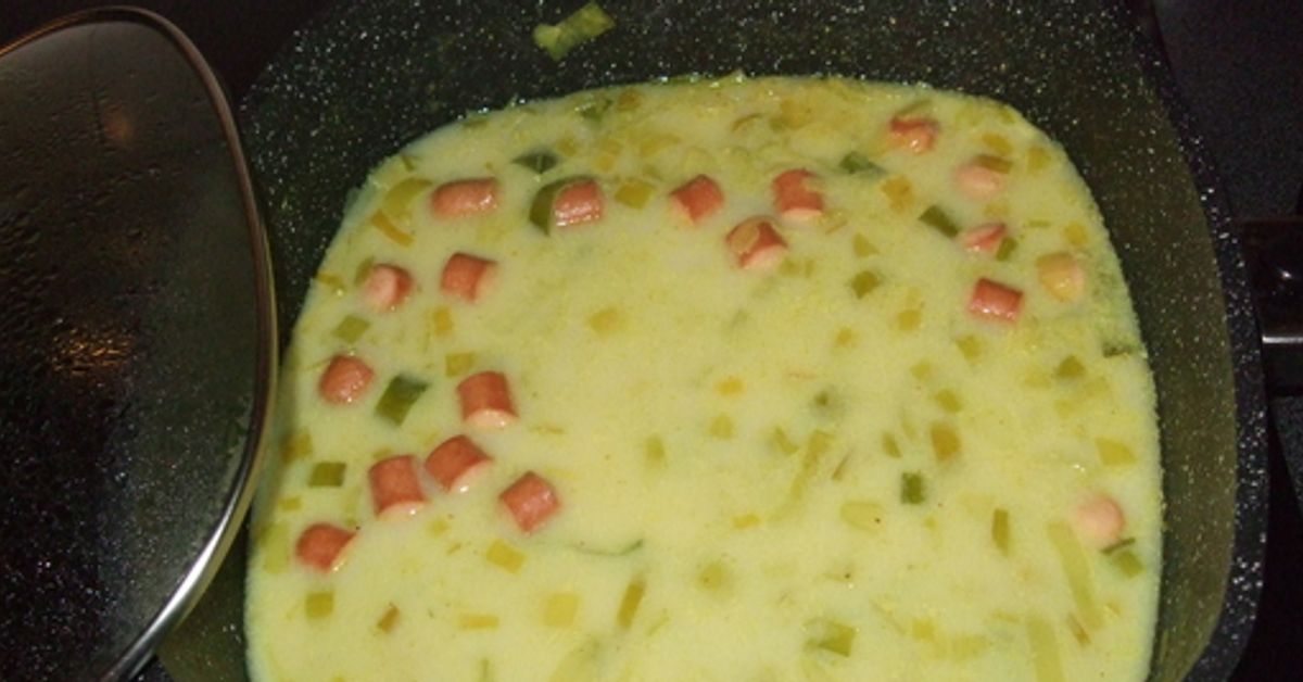 Soupe de poireaux aux knacks : recette de Soupe de poireaux aux knacks