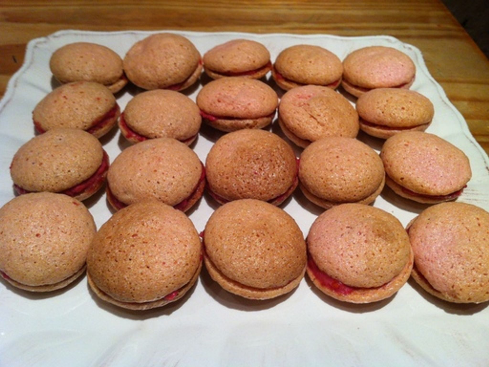 Macarons framboises/myrtilles : Recette de Macarons framboises ...