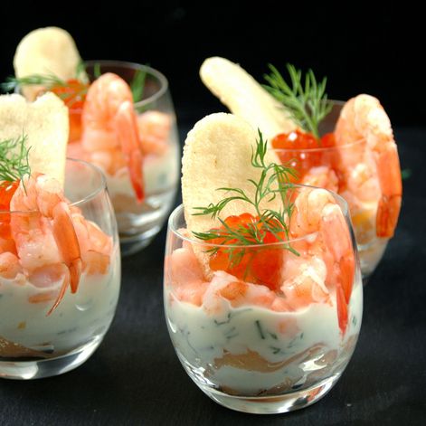 Mini-verrines apéritives saumon, crevettes et oeufs de poisson ...