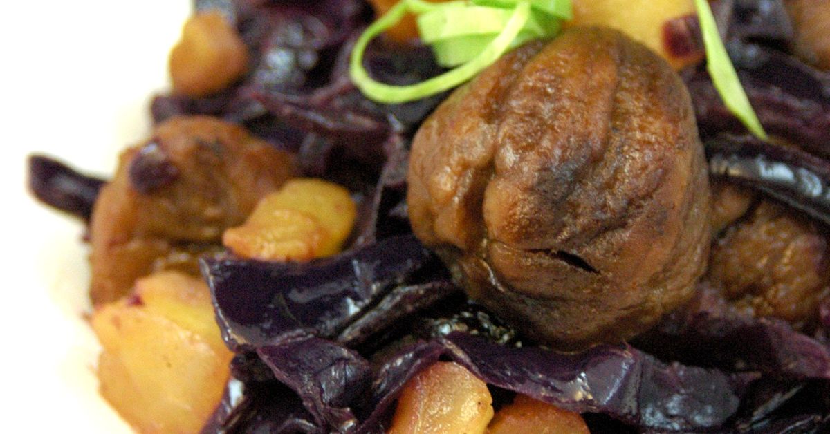 Chou rouge aux marrons et aux pommes en cocotte : recette de Chou rouge ...