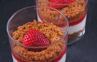 Verrine de fraises aux spéculoos : Recette de Verrine de fraises aux ...