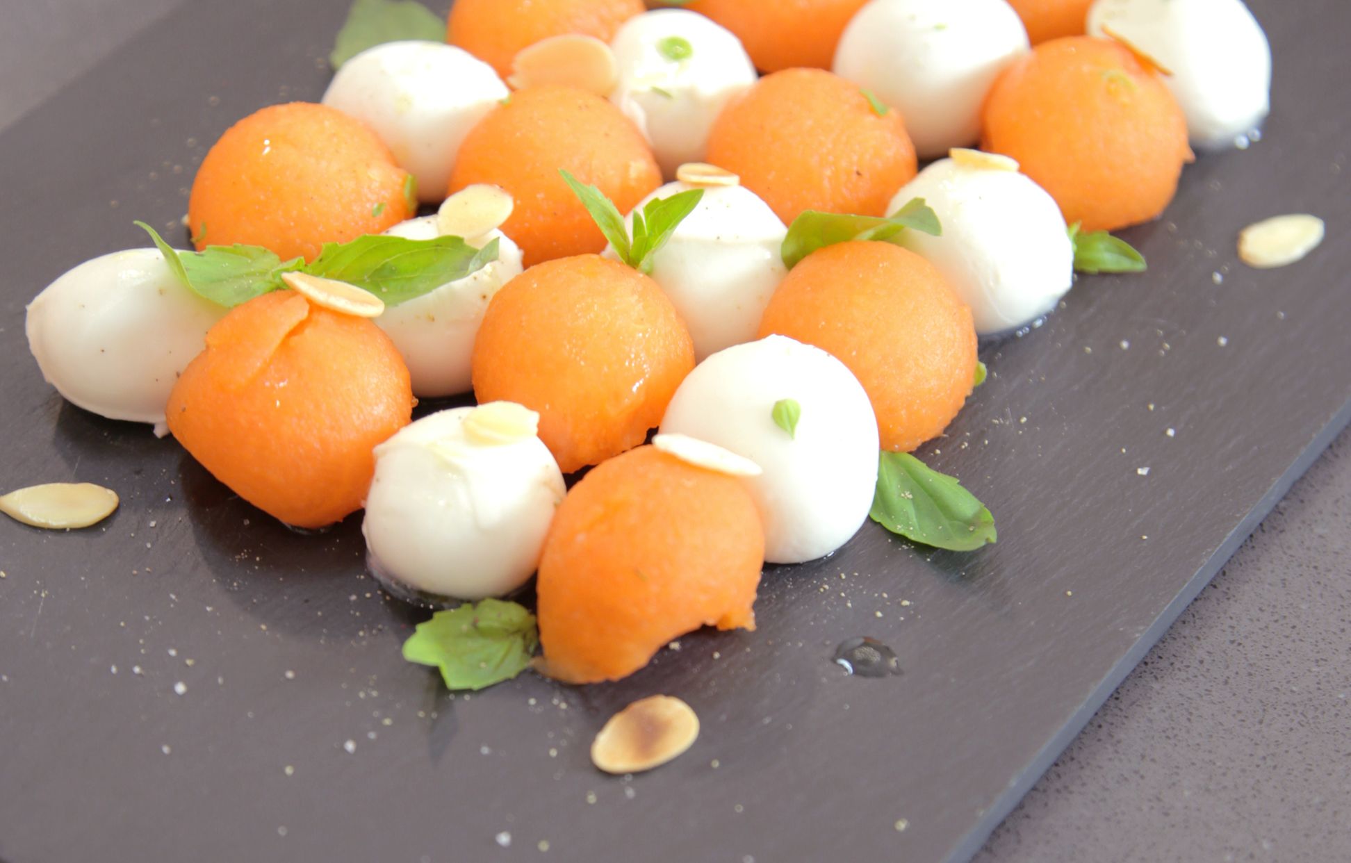 Melon et Mozzarella au basilic frais : Recette de Melon et Mozzarella ...