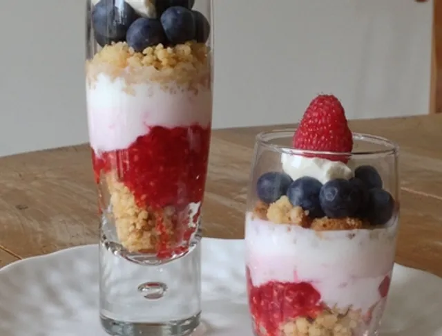 Verrines aux fruits rouges et crumble : recette de Verrines aux fruits ...