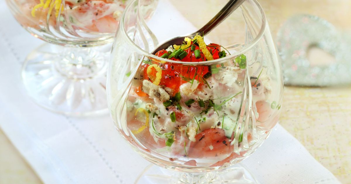 Mini-verrines apéritives saumon, crevettes et oeufs de poisson ...