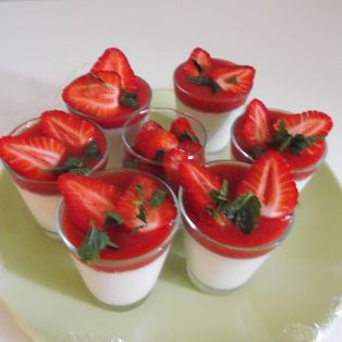 Panna cotta coco fruits rouges : Recette de Panna cotta coco fruits ...