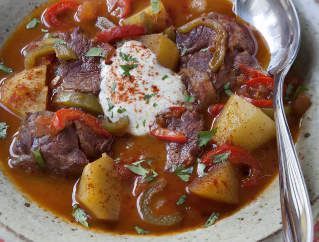 Soupe de goulash à la Hongroise : recette de Soupe de goulash à la ...
