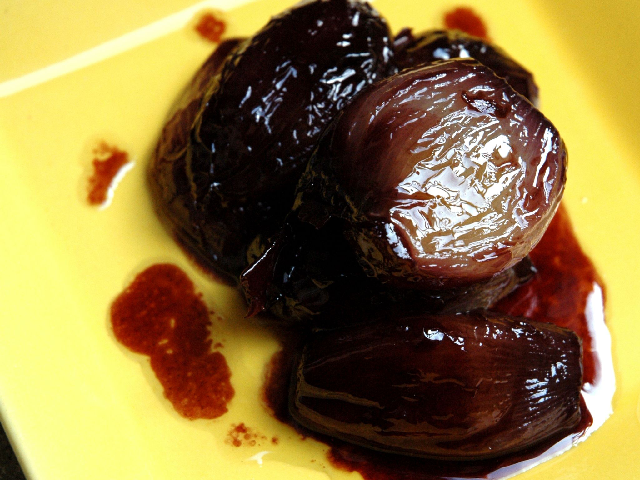 Echalotes confites au vin rouge : Recette de Echalotes confites au vin ...