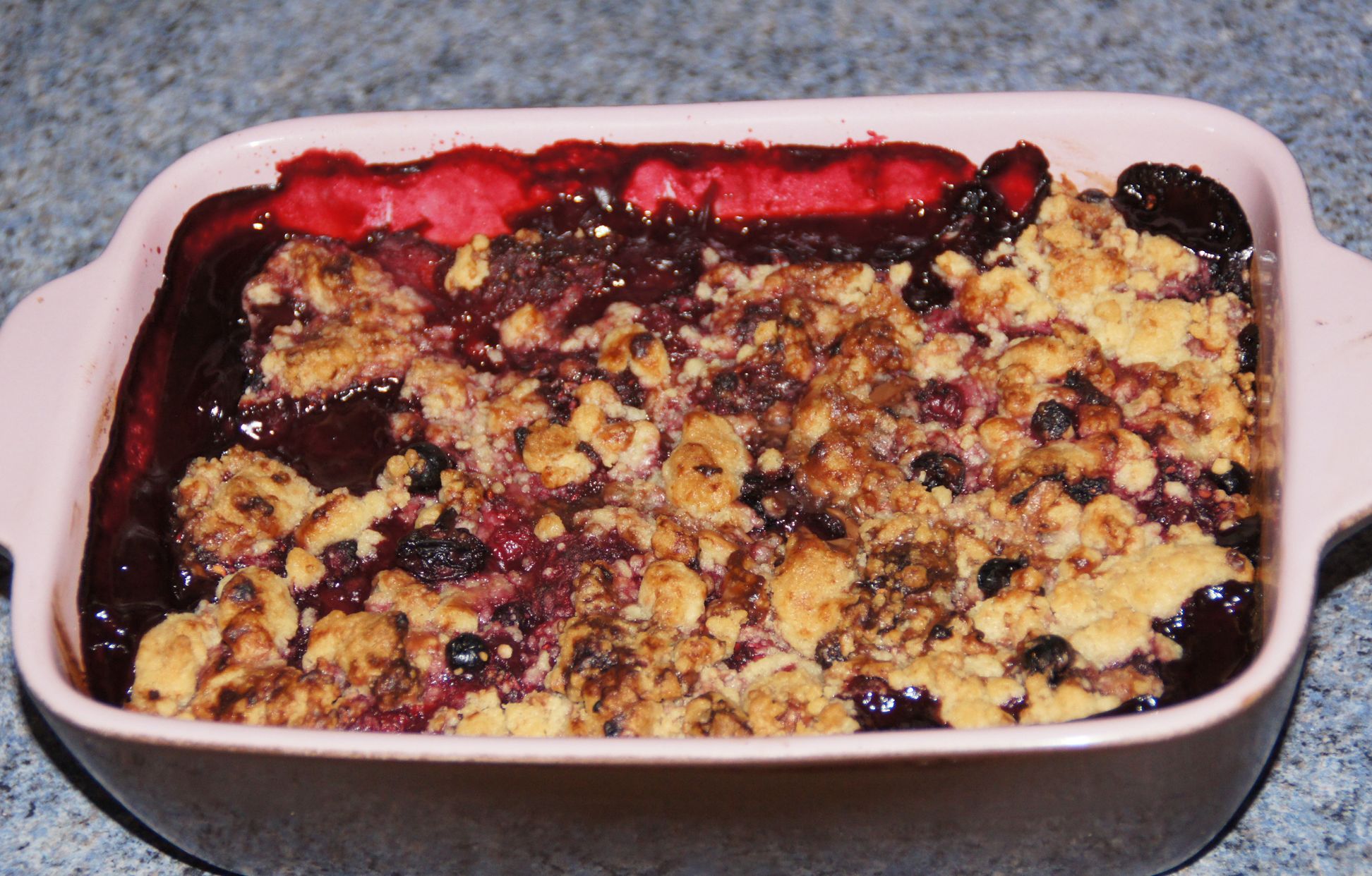 Crumble fruits rouges chocolat blanc : Recette de Crumble fruits rouges ...