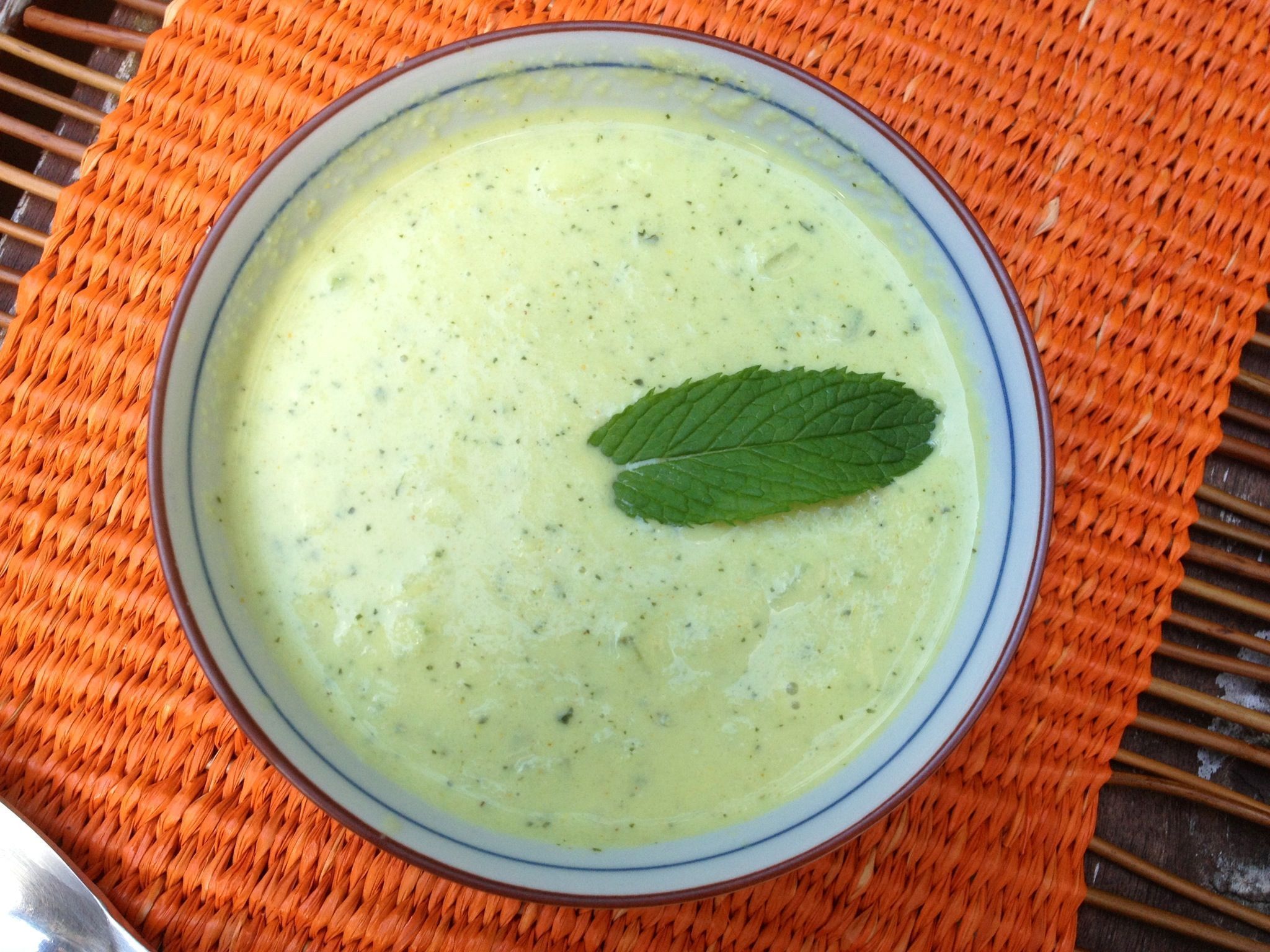 Soupe glaçée de concombres à la menthe : Recette de Soupe glaçée de ...