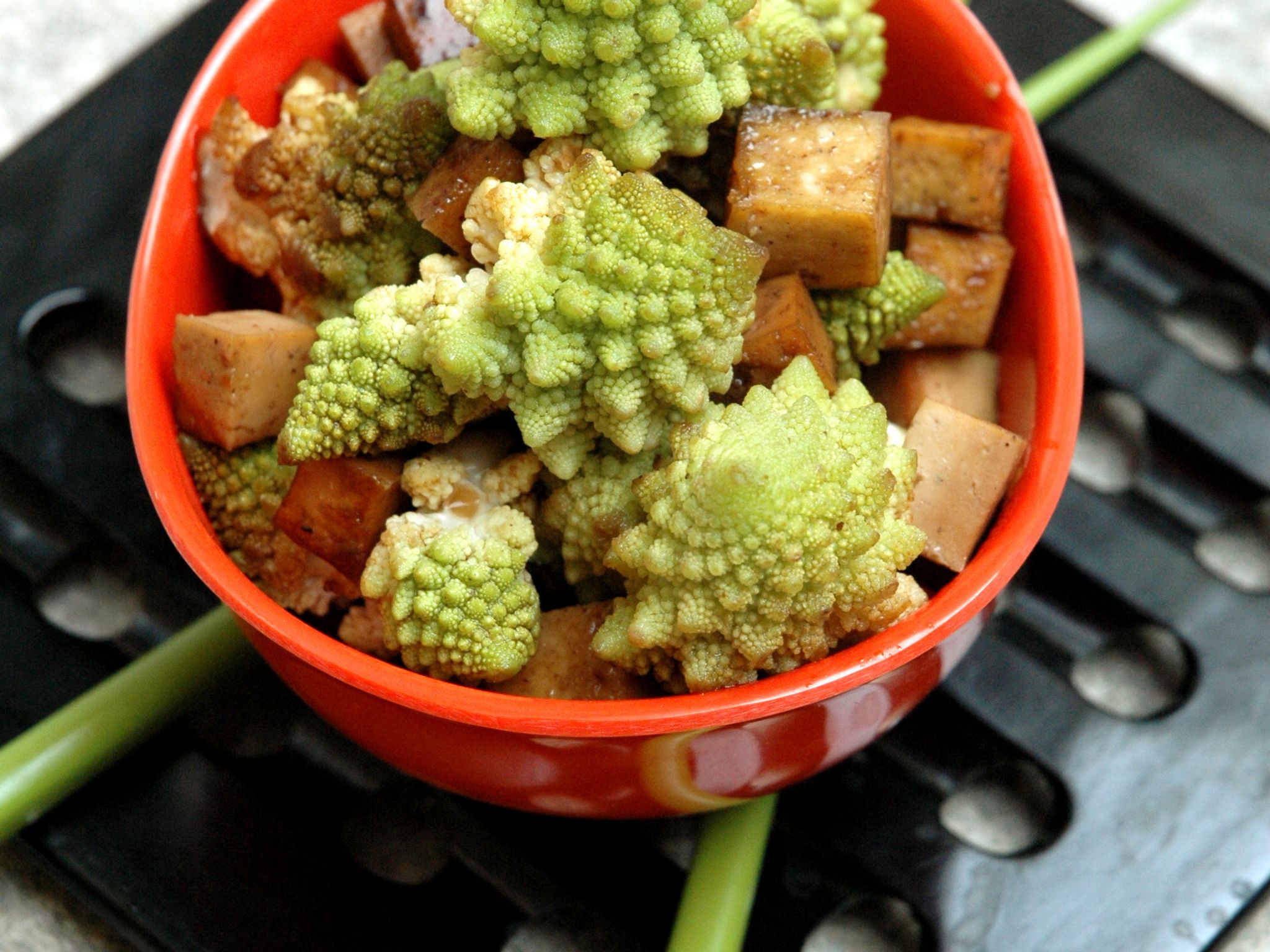 Wok chou romanesco tofu aux épices : Recette de Wok chou romanesco tofu ...