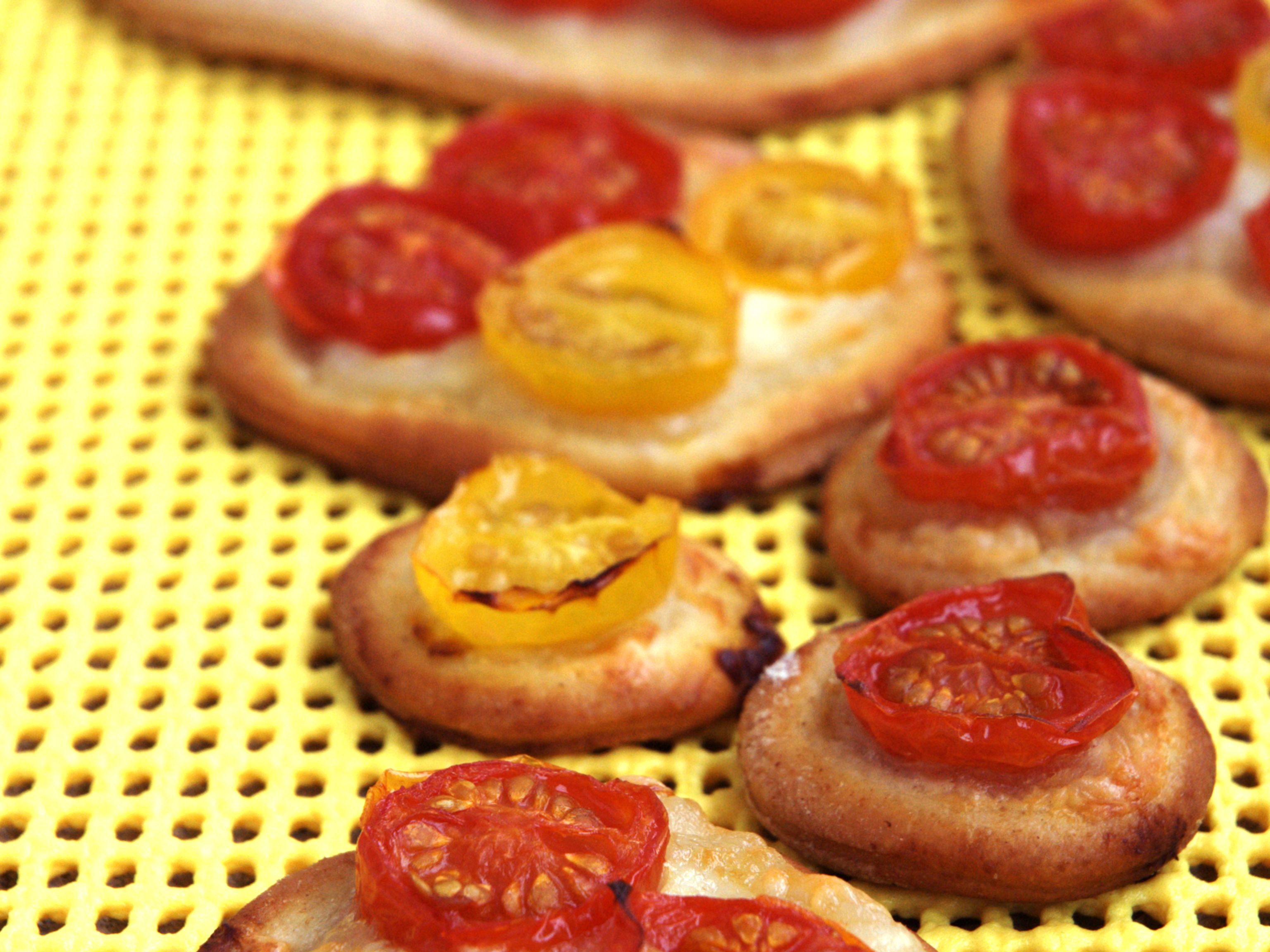 Pizzas aux tomates cerise : Recette de Pizzas aux tomates cerise - Marmiton