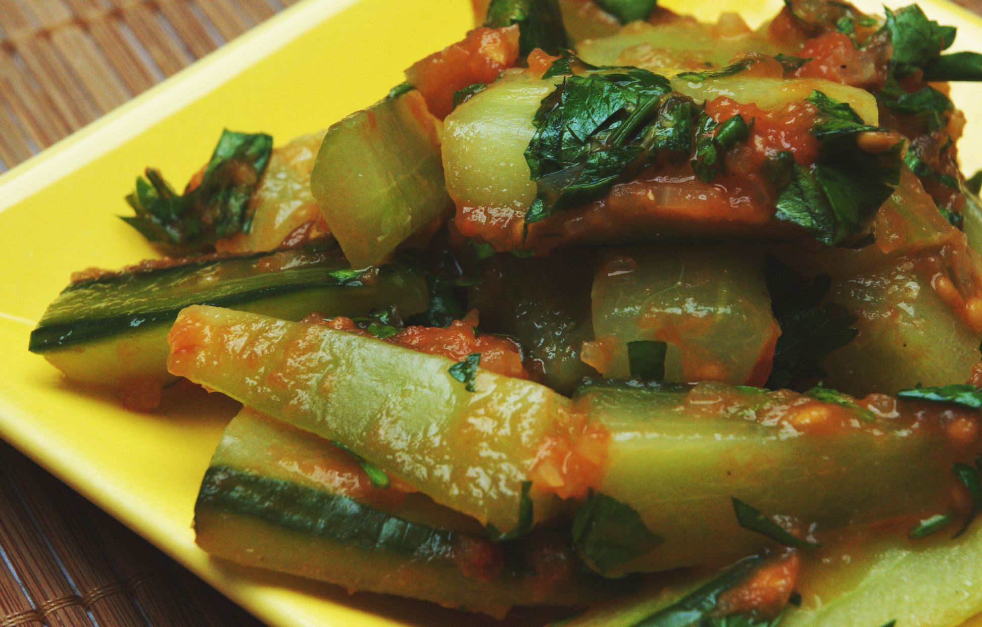 Poêlée de concombres à la tomate : Recette de Poêlée de concombres à la ...