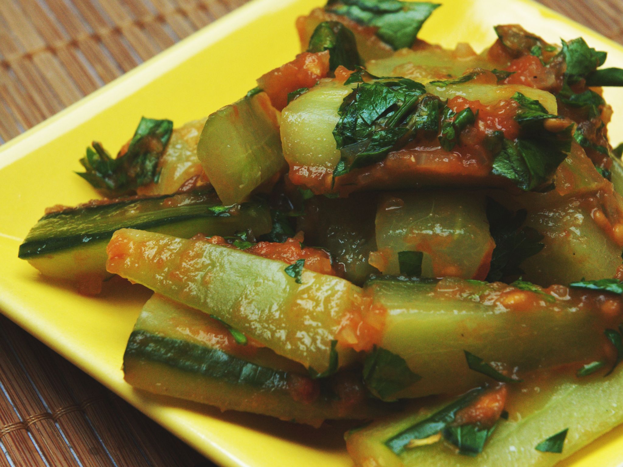 Poêlée de concombres à la tomate : Recette de Poêlée de concombres à la ...