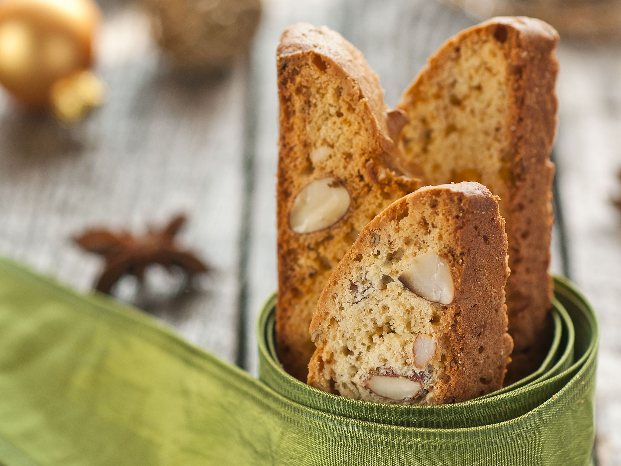 Cantucci (biscuits aux amandes) : Recette de Cantucci (biscuits aux ...