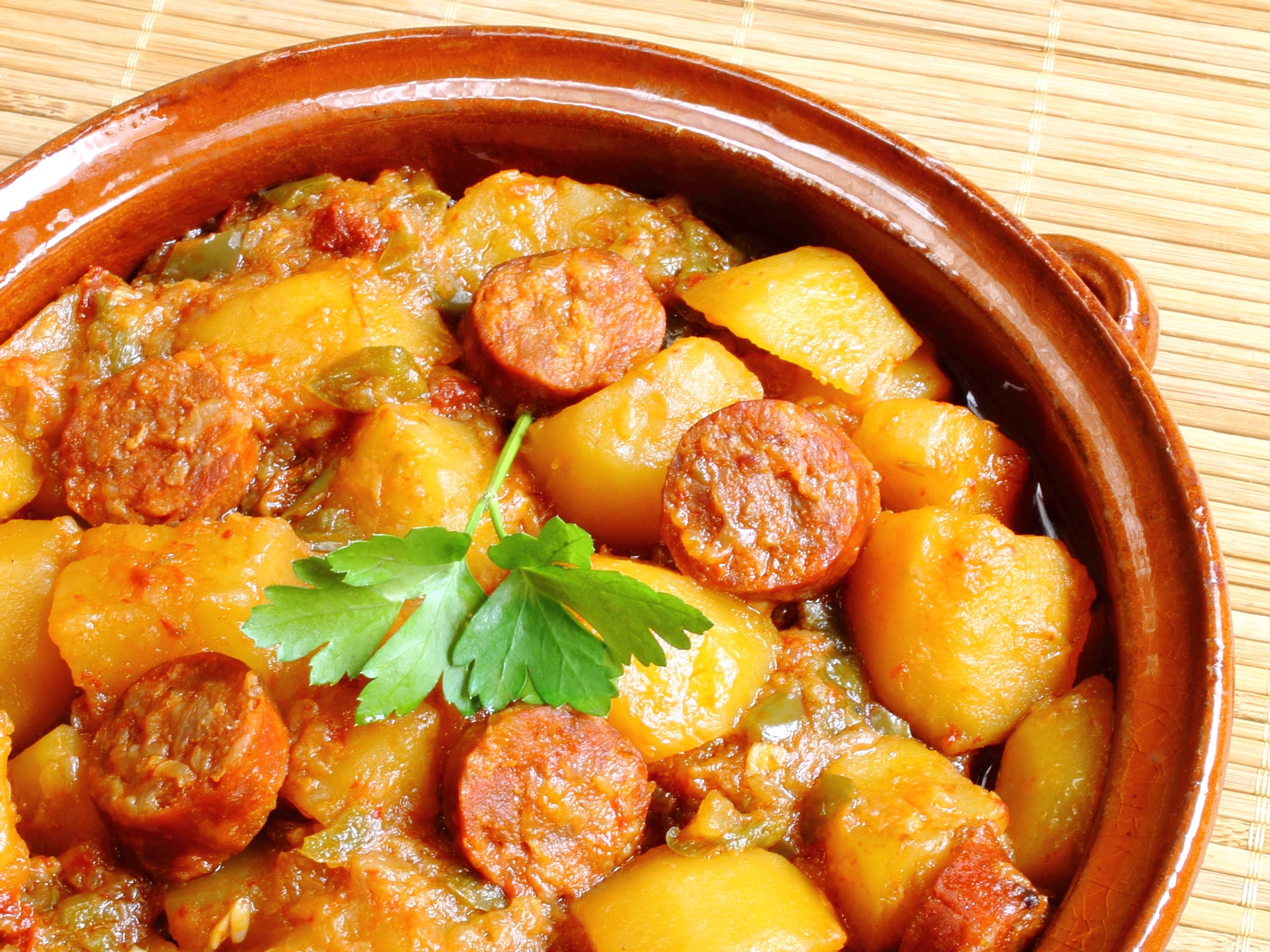 Chorizo aux pommes de terres : Recette de Chorizo aux pommes de terres ...