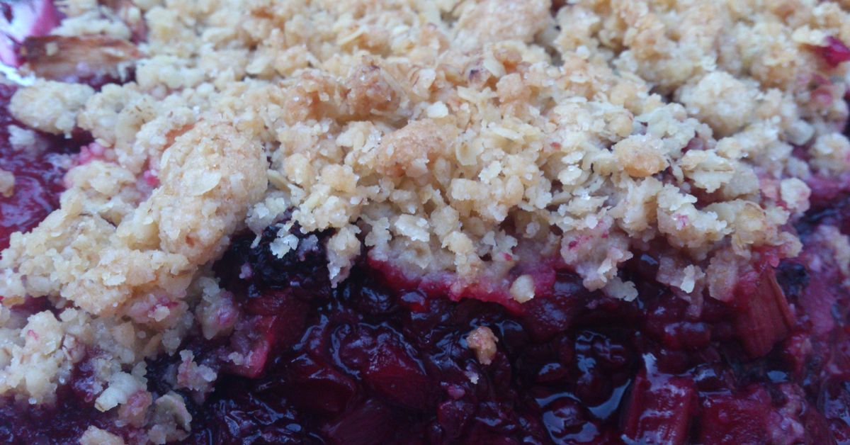 Crumble aux mûres et à la rhubarbe : recette de Crumble aux mûres et à ...