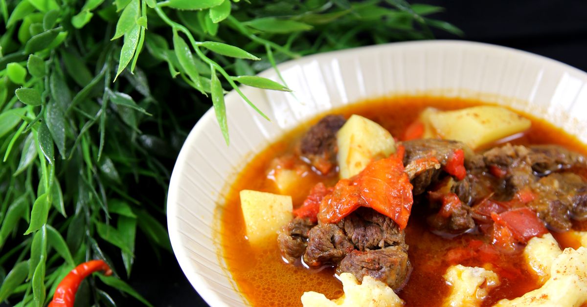 Goulash hongroise traditionnelle : recette de Goulash hongroise ...