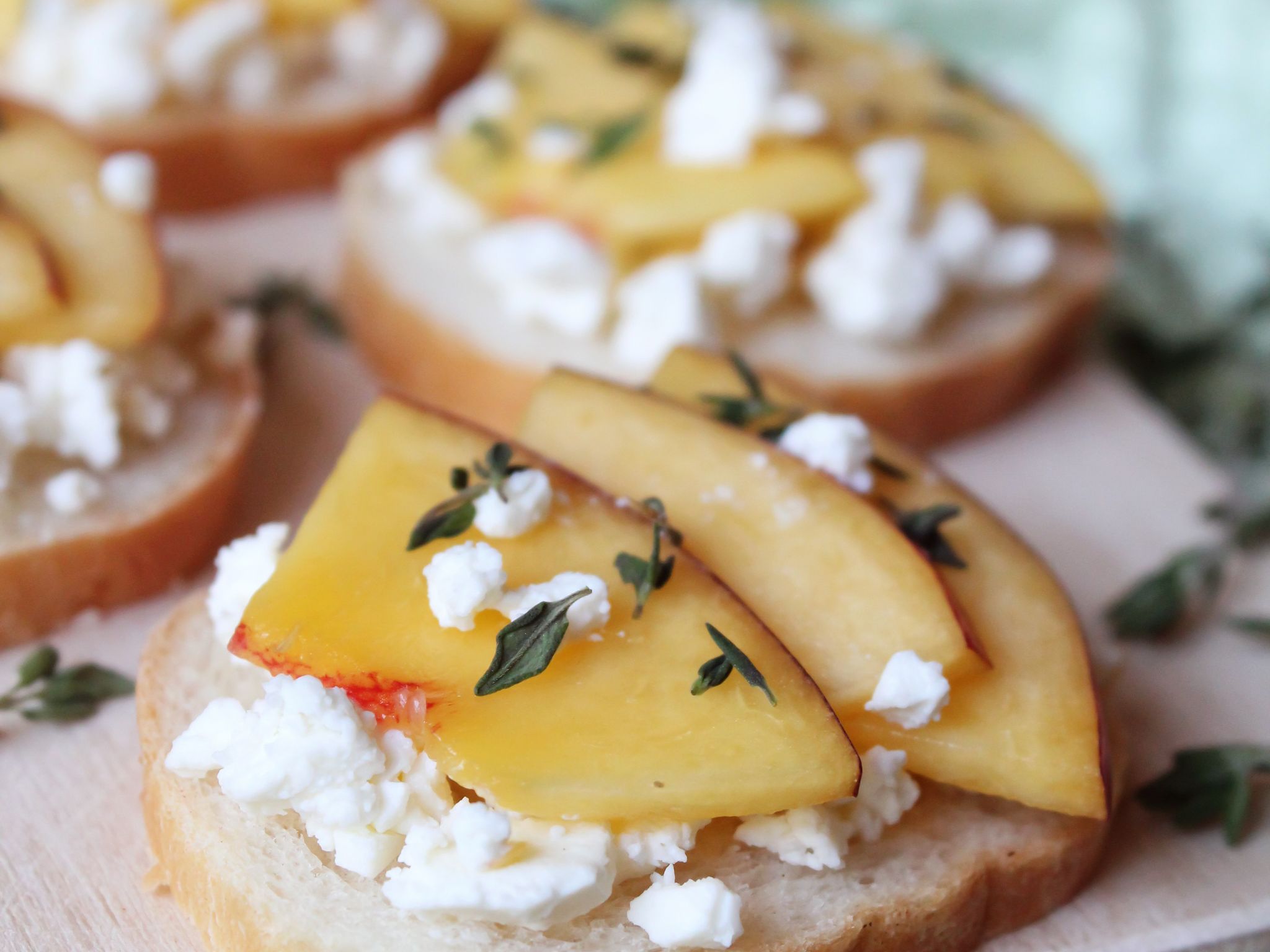 Toasts chèvre et pomme : Recette de Toasts chèvre et pomme - Marmiton