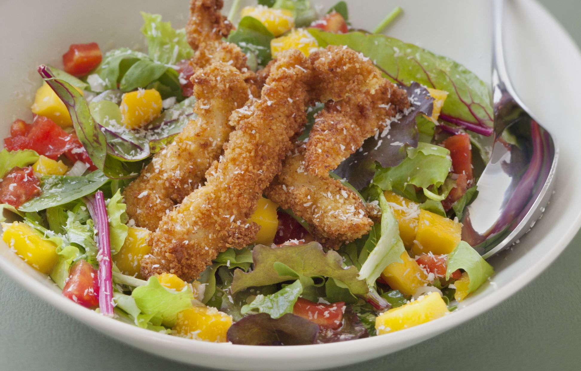 Salade au poulet épicé et croustillant : Recette de Salade au poulet ...