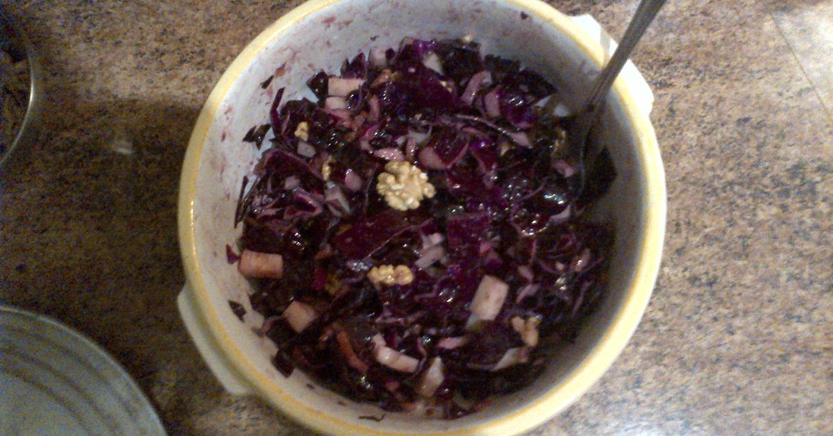 Salade de chou rouge aux lardons, emmental et noix : recette de Salade ...