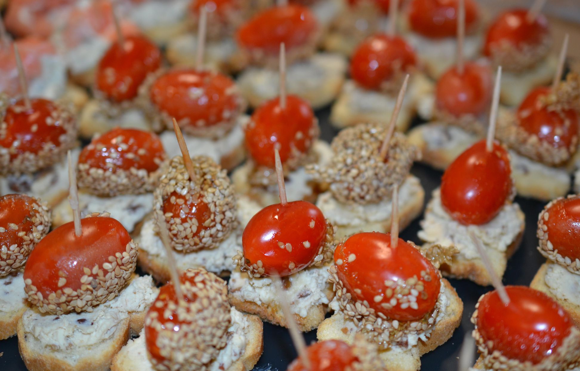 Toasts de tomates d'amour au sésame : Recette de Toasts de tomates d ...