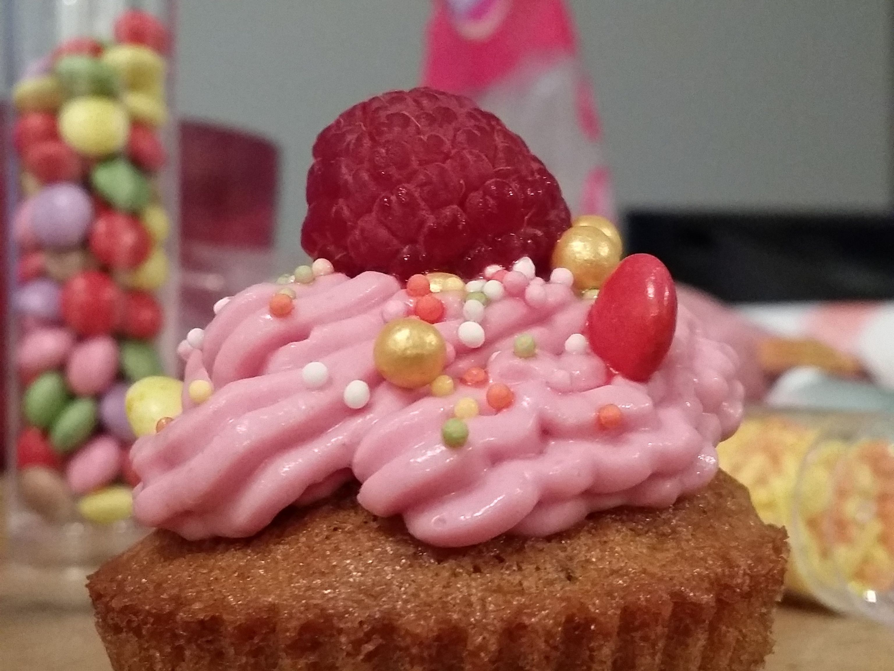 Cupcakes à la vanille et glaçage framboise : Recette de Cupcakes à la ...