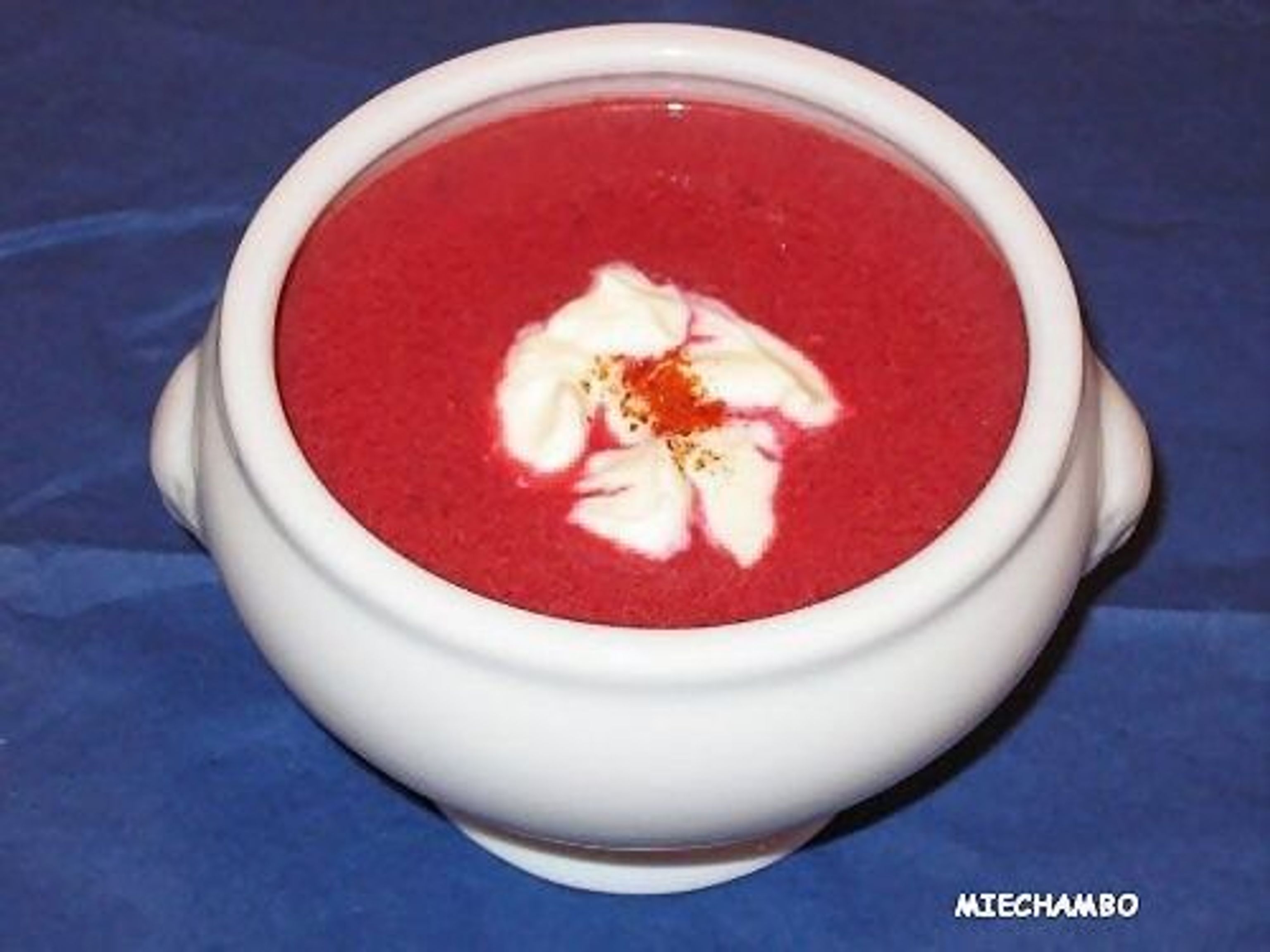 Soupe aux bettraves rouges : Recette de Soupe aux bettraves rouges ...