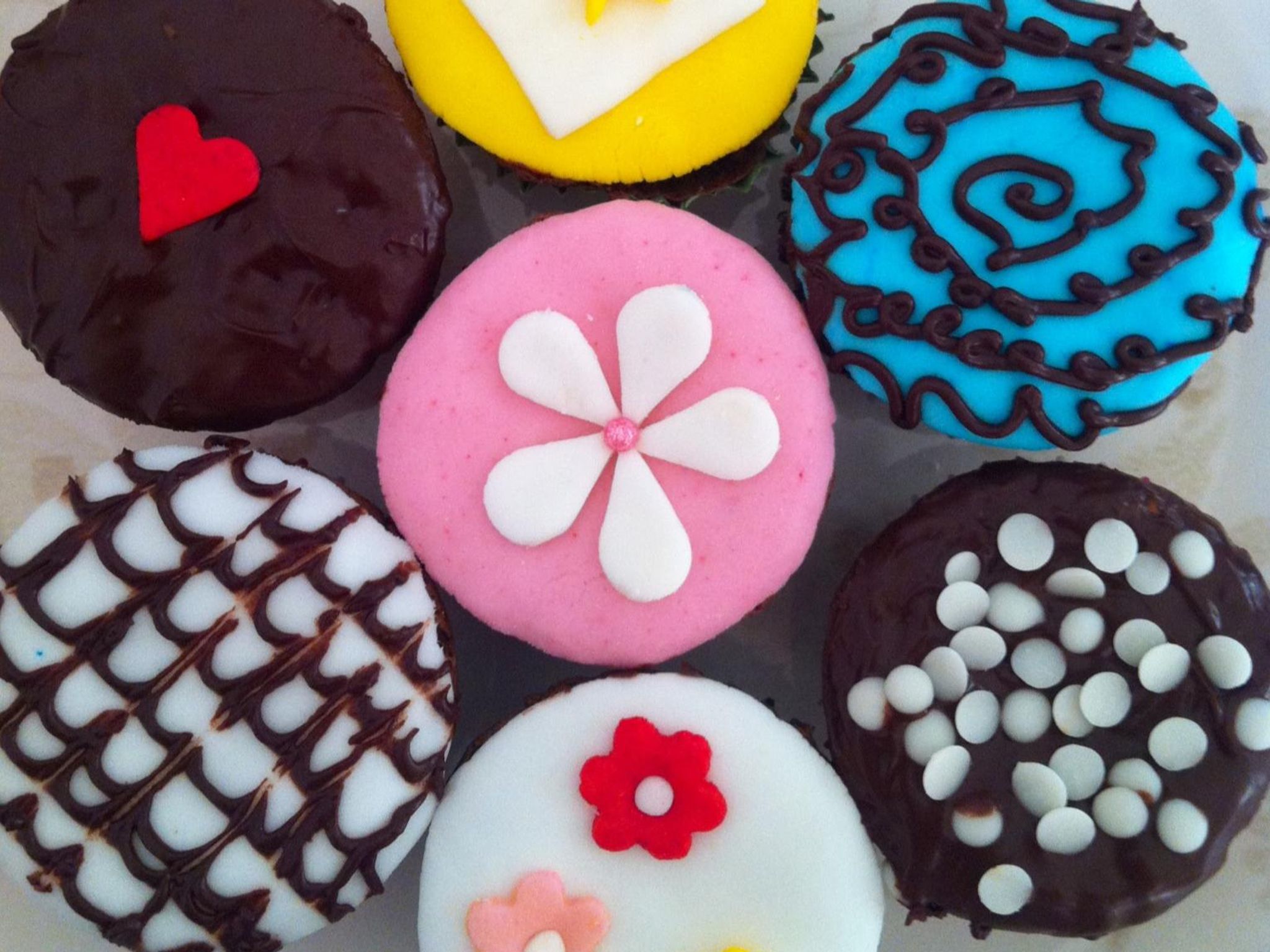 Cupcakes chocolat et glaçage coloré : Recette de Cupcakes chocolat et ...