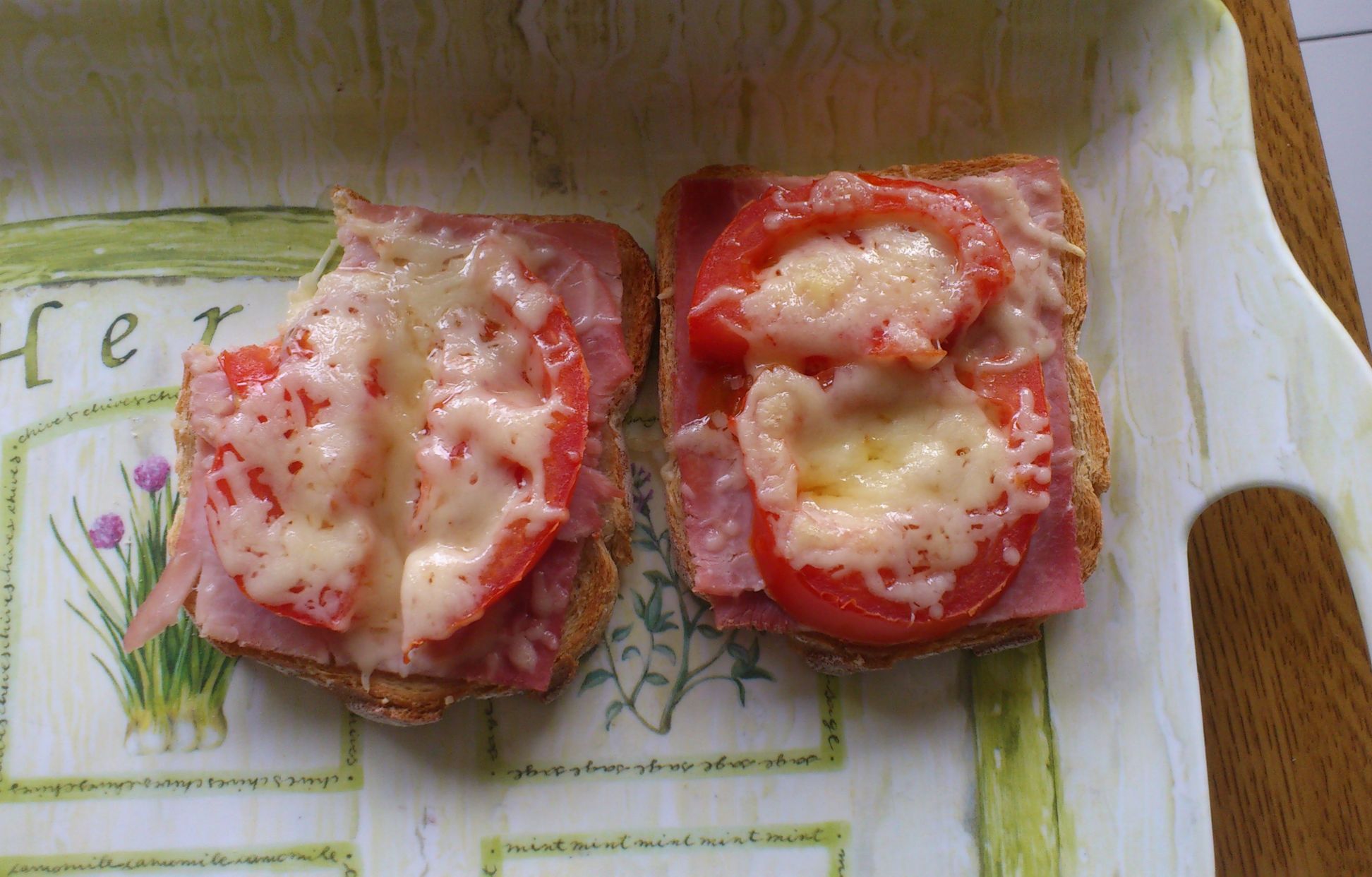 Toasts à la tomate : Recette de Toasts à la tomate - Marmiton