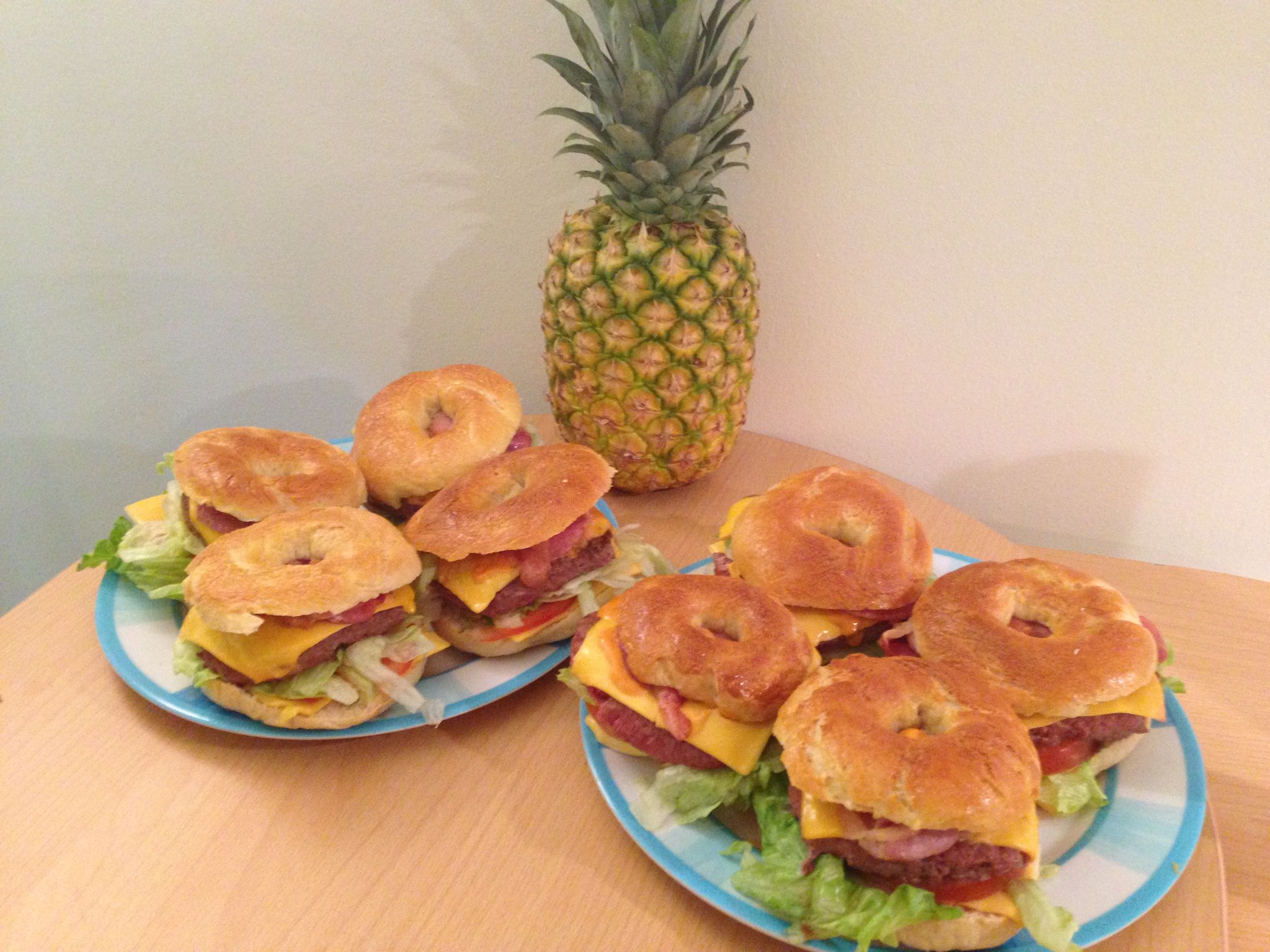 Burger Bagels : Recette de Burger Bagels - Marmiton