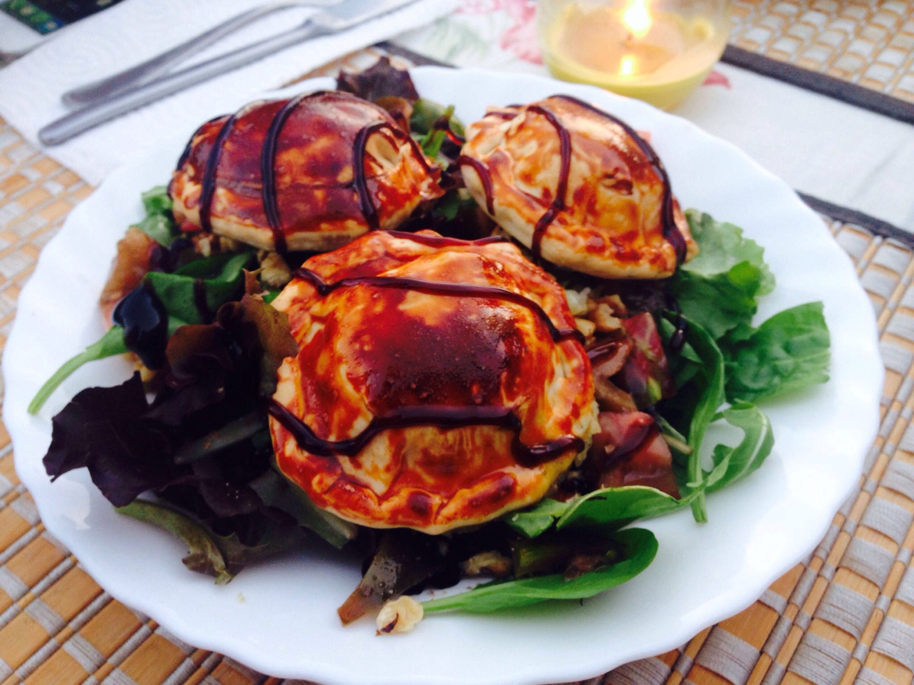 Salade de chèvre chaud, miel et noix : Recette de Salade de chèvre ...