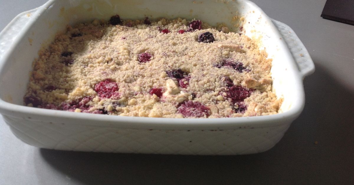 Crumble aux fruits rouges et au chocolat blanc : recette de Crumble aux ...