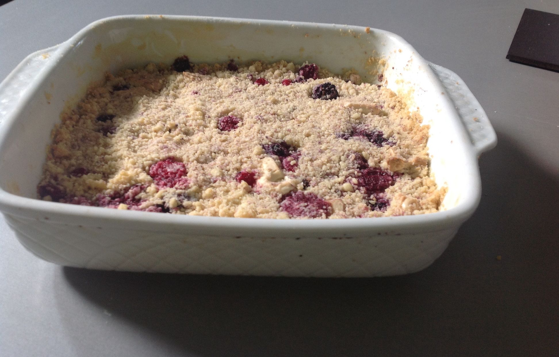 Crumble aux fruits rouges et au chocolat blanc : Recette de Crumble aux ...