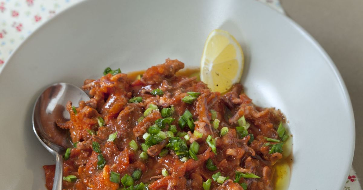 Chipirons / calamars à la tomate (Pays Basque) : recette de Chipirons ...