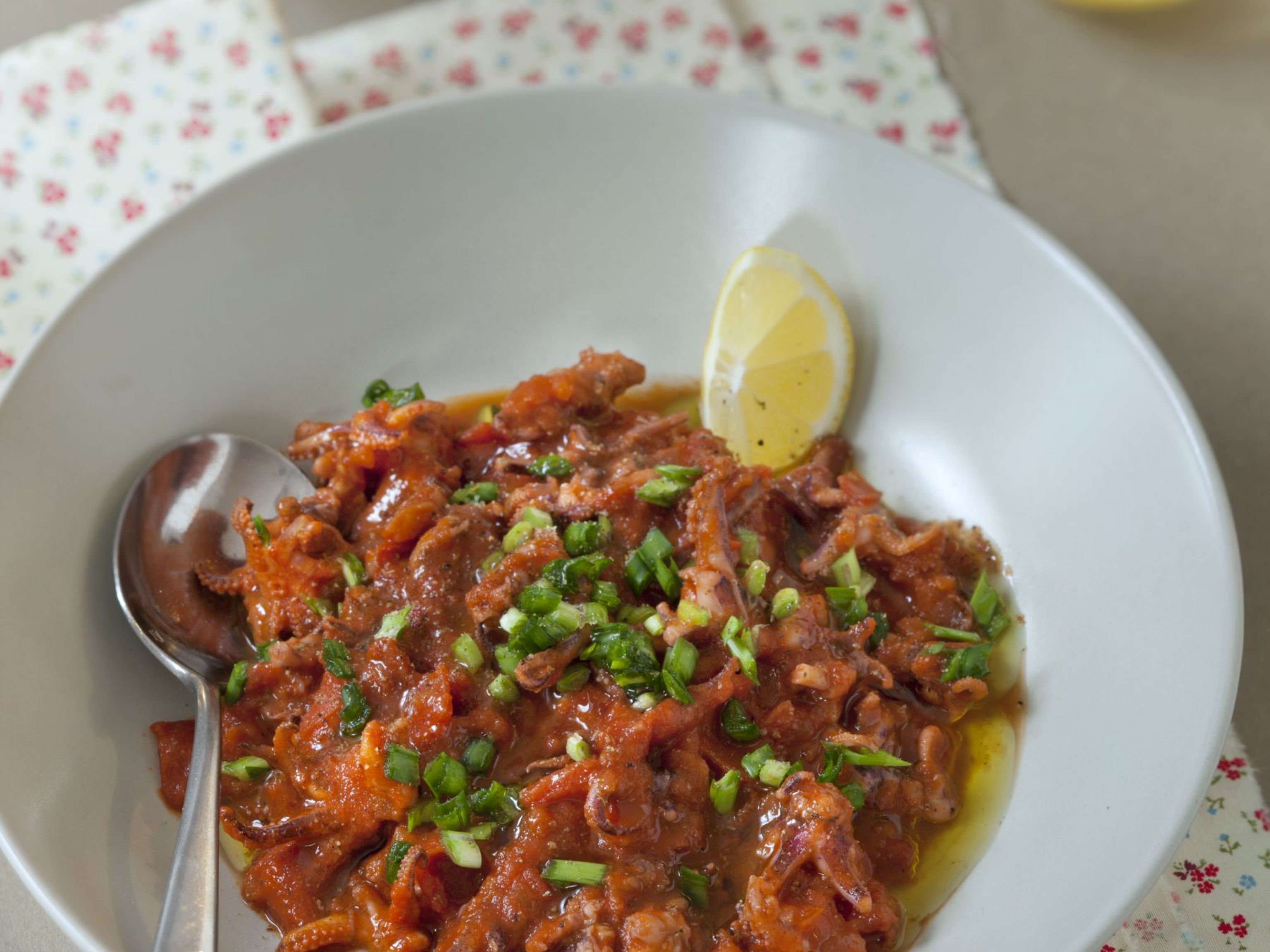 Chipirons / calamars à la tomate (Pays Basque) : Recette de Chipirons ...